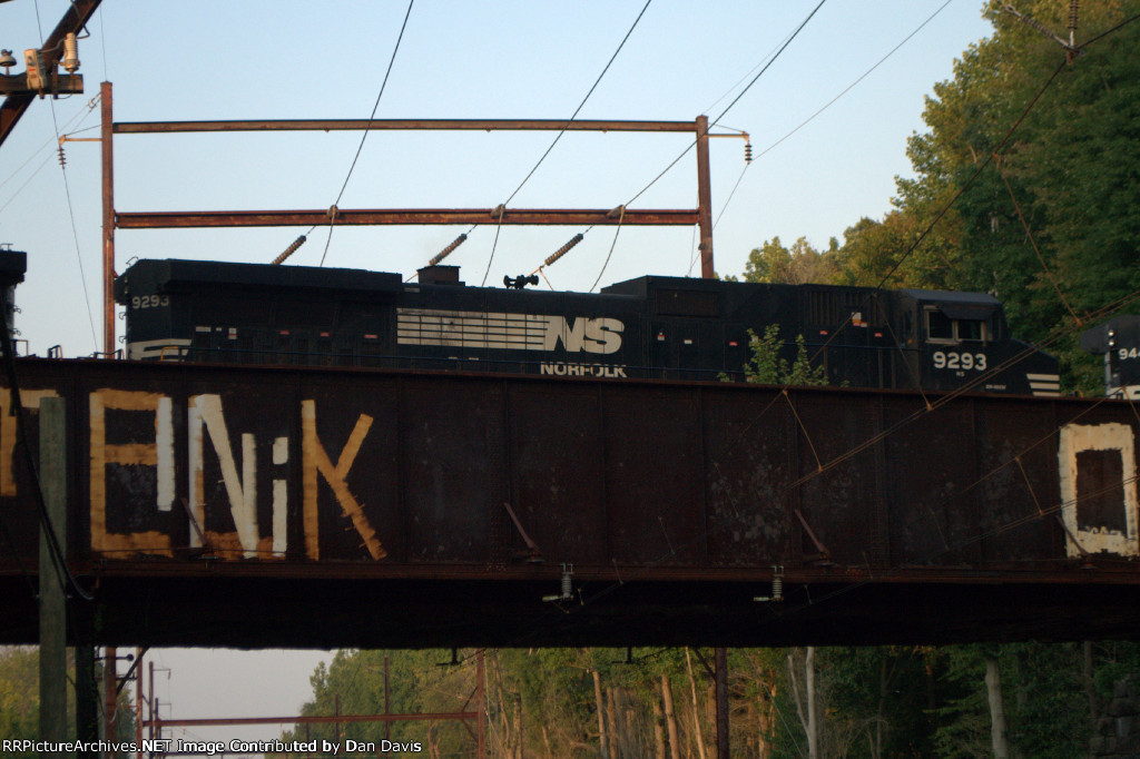 NS C40-9W 9293 in the middle on 17G